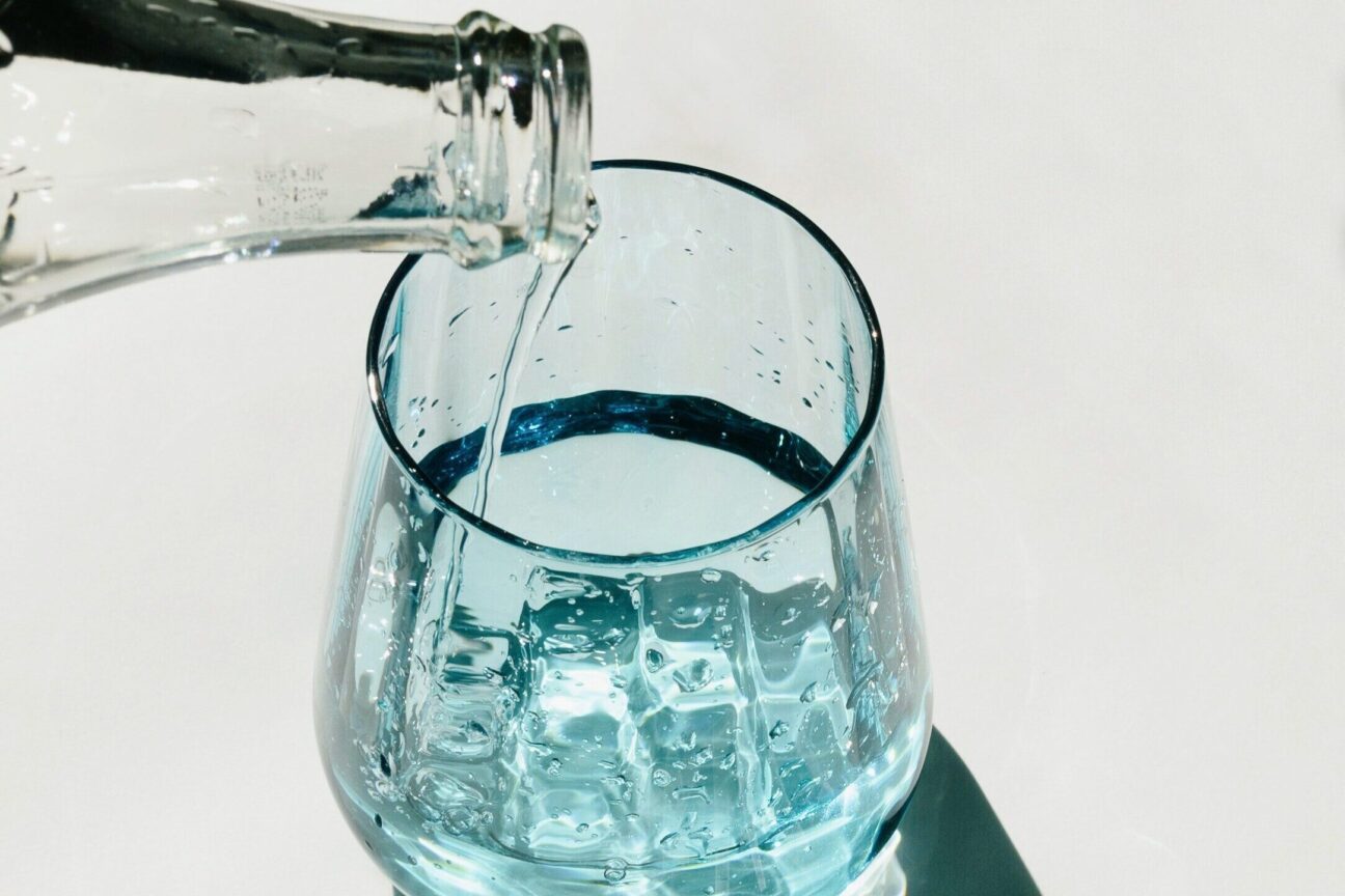 5 Gründe, warum du mehr Wasser trinken solltest! | La Fem