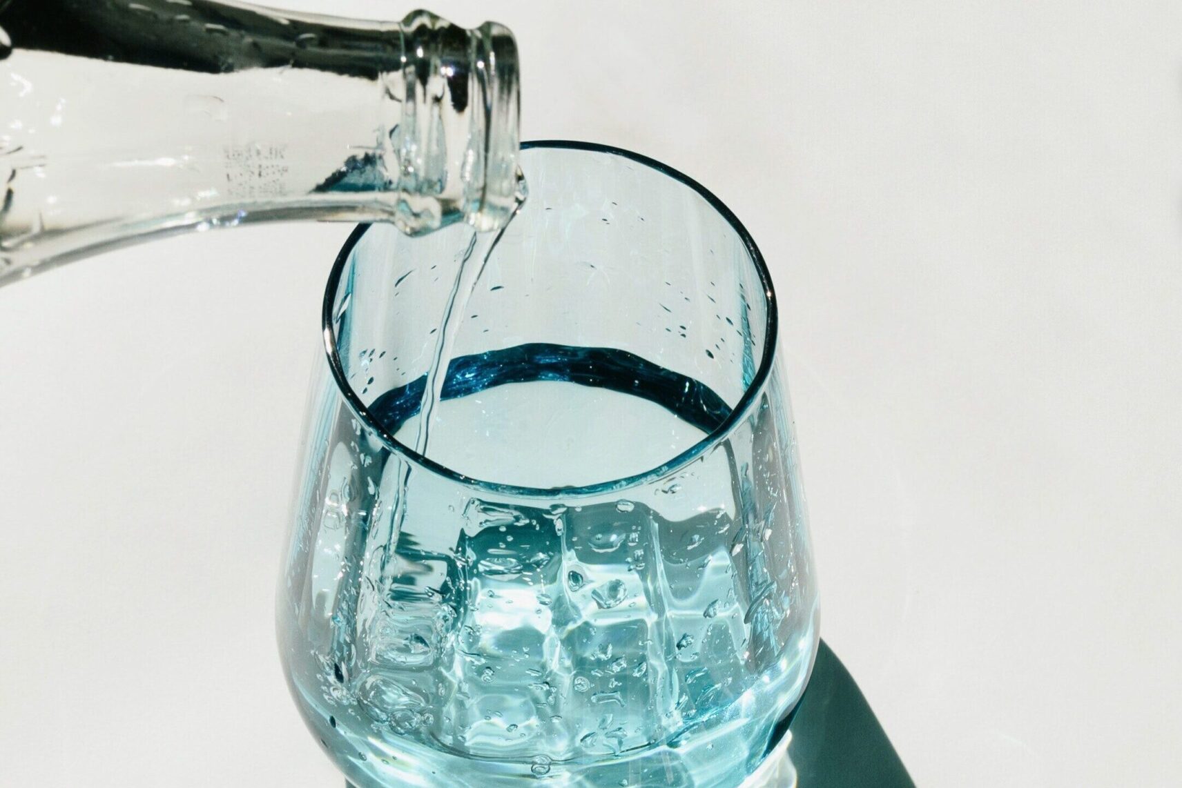 5 Gründe, warum du mehr Wasser trinken solltest! | La Fem