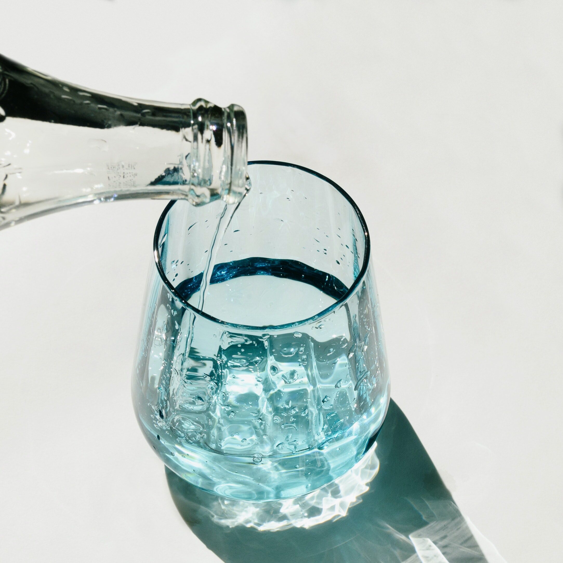 5 Gründe, warum du mehr Wasser trinken solltest! | La Fem